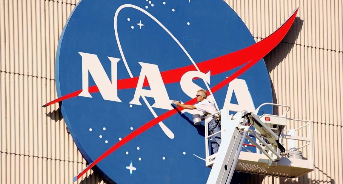 NASA Hires Startup for Rescue Mission to Save Falling Observatory ...