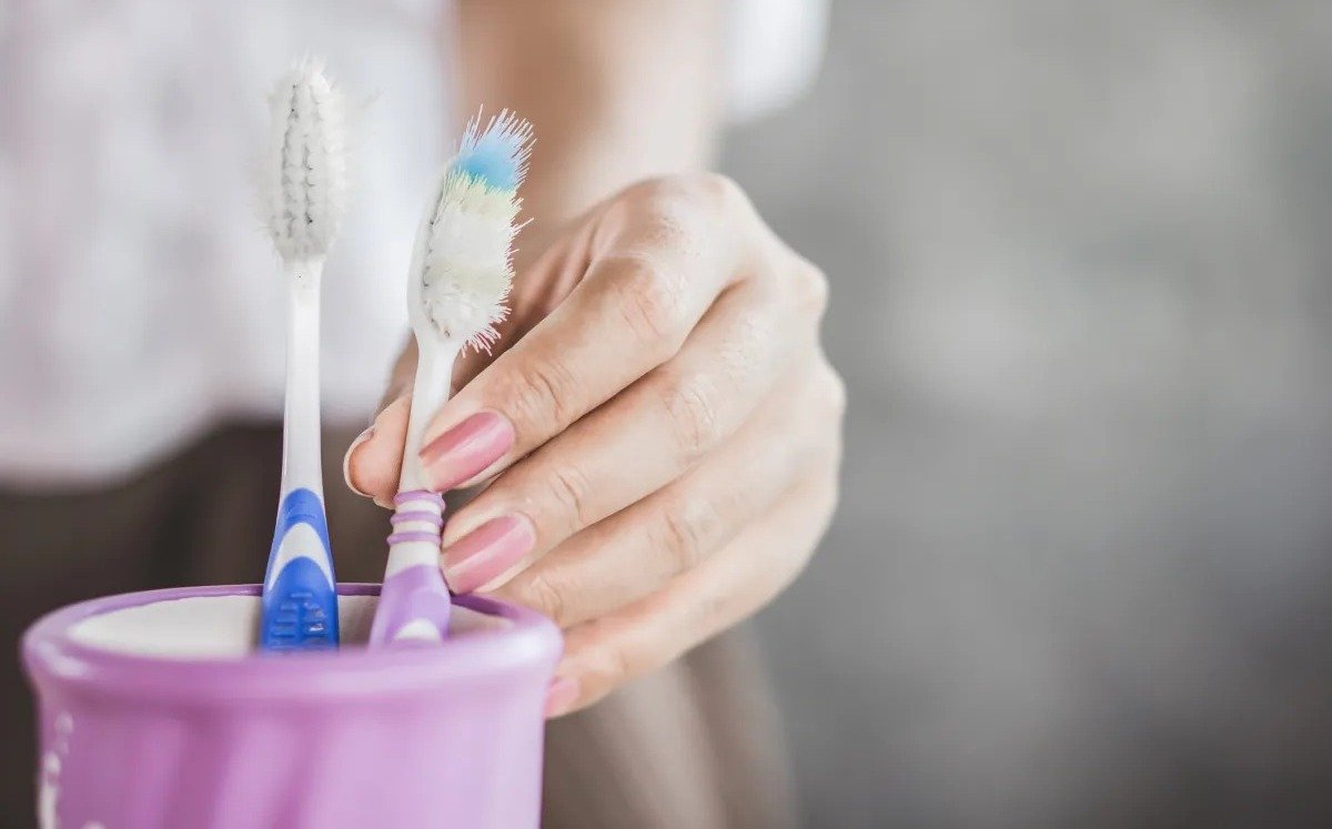 Research shows toothbrushes can harbor over 10 million microbes ...